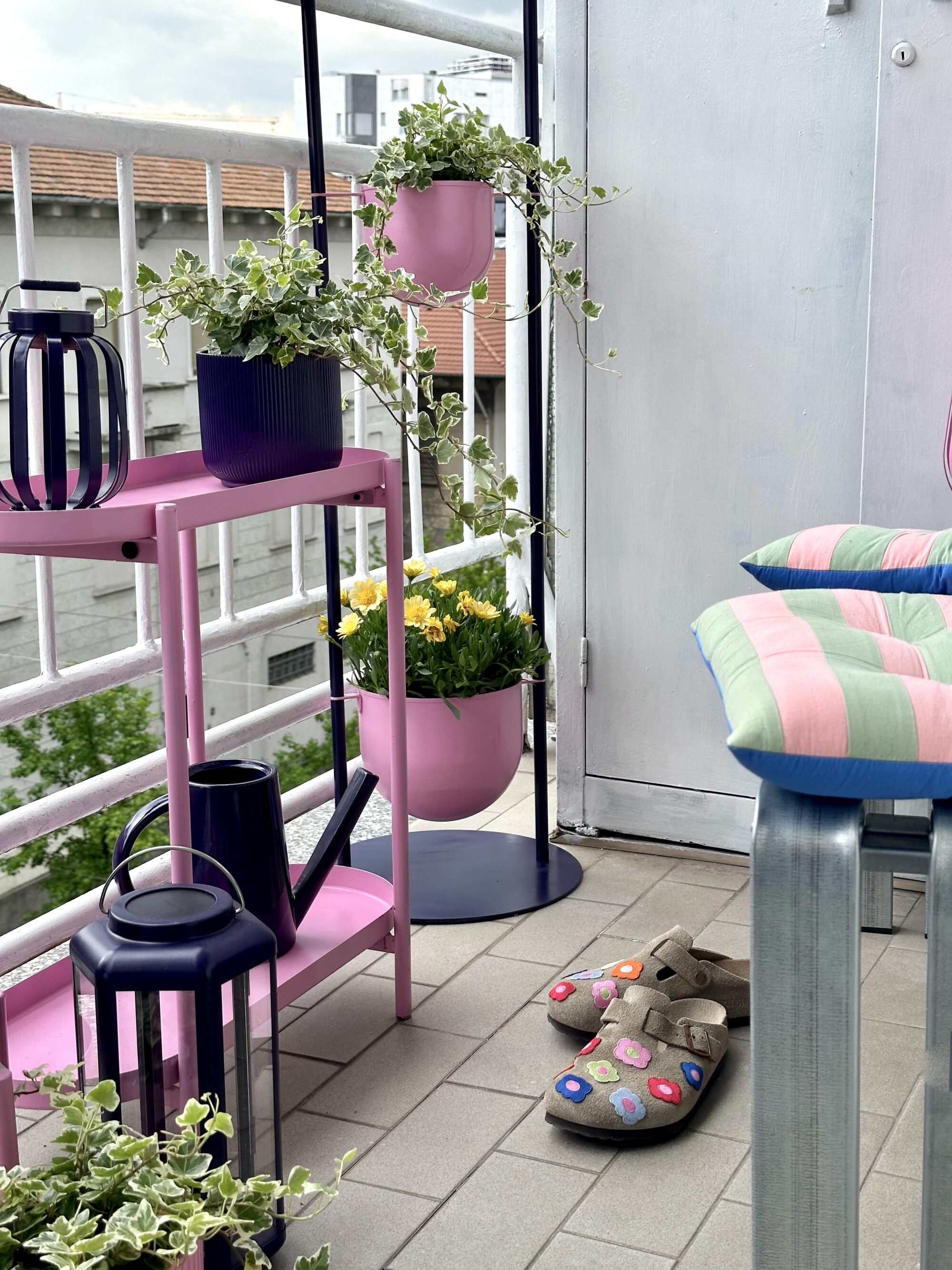 Gradient Wooden Chairs – HOW TO CREATE A BOUTIQUE OMBRÉ